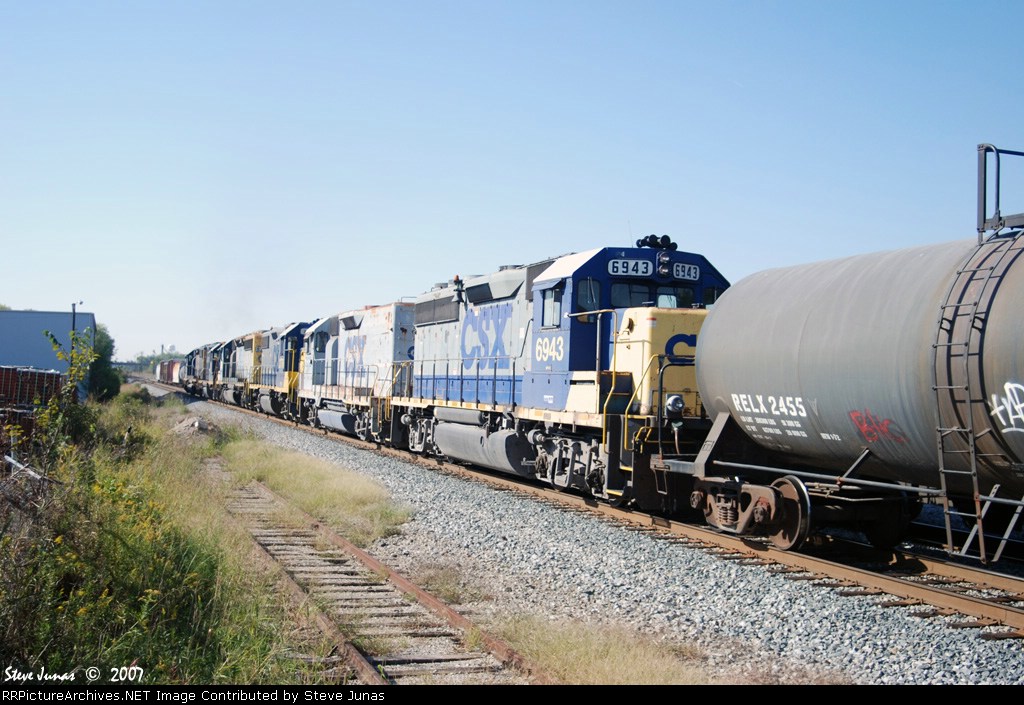 CSX 6943 pulls up the rear of Q525